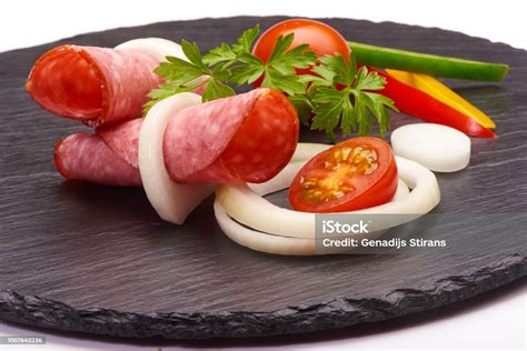 맛 있는 전채는 얇게 슬라이스 훈제 매운 살라미 소시지 Whith Colorfull Vegetabless 흰색 배경에 고립 된 소박한 돌 보드 0명에 대한 스톡 사진 및