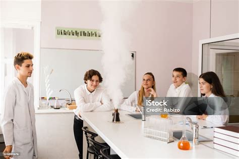 화산 실험 학교 화학 교사는 실험실에서 어린이 실험을 보여줍니다 교육 개념 화학 수업에서 급우들의 그룹 레슨 12 13세에 대한