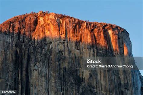 닫기 최대의 피크의 엘 카피 탄에서 일몰 수직 암석 요세미티 국립 공원 마리 포 사 카운티 캘리포니아 미국 0명에 대한 스톡 사진 및 기타 이미지 Istock
