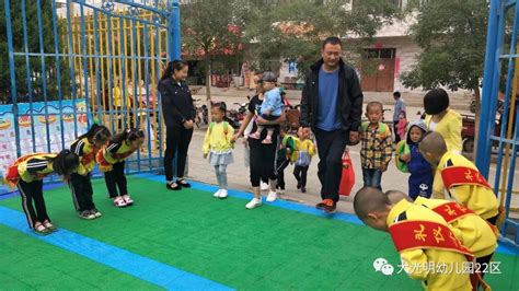 【开学第一天】大光明老师用拥抱让孩子不再孤单 幼儿园