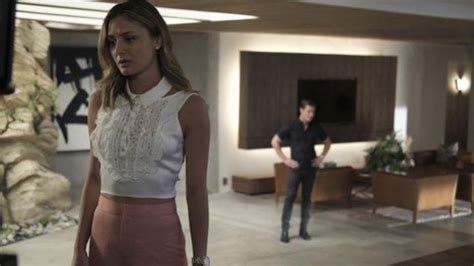 La Blusa Blanche Marissa Webb De Megan Morrison Christine Evangelista Dans The Arrangement