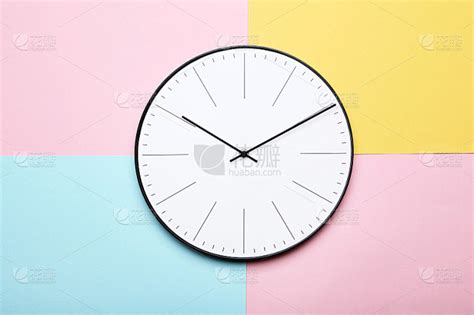 彩色背景上的圆形时钟