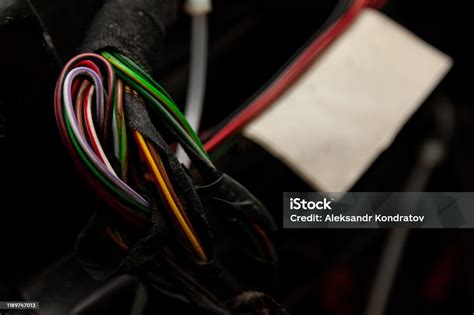 전기 및 디지털 신호를 연결하고 전송하기 위한 배선 수리점 및 전기 기술자의 여러 가지 빛깔의 적색 및 녹색 전선 커넥터 및