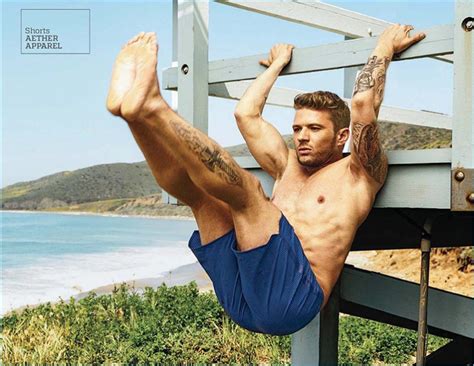 Ryan Phillippe Likes Ladies Leggings