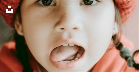 곰 패치가 달린 빨간 모자를 쓴 어린 소녀 사진 Unsplash의 무료 얼굴 이미지