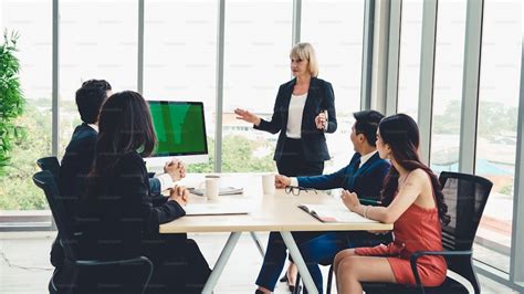 사무실 테이블에 녹색 스크린 크로마 키 Tv 또는 컴퓨터가 있는 회의실의 비즈니스 사람들 화상 회의에서 만나는 사업가와 사업가의 다양한 그룹 사진 Unsplash의