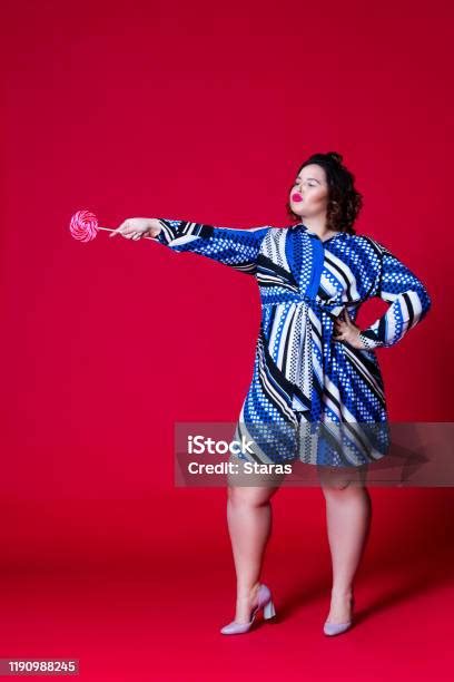 큰 롤리팝 빨간 배경에 뚱뚱한 여자와 파란색 드레스 플러스 크기 모델 여자에 대한 스톡 사진 및 기타 이미지 여자 지방