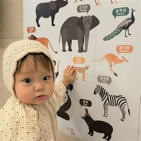 박 유미 협찬 그림을 좋아하는 하리를 위해 준비한 맘마베베 아기포스터🤍 그림체가 너무 이쁘고 색감도 쨍하지 않아 인테리어를 헤치지 않아요 맘마베베 아기포스터는 국내