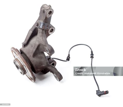 수리 중 교체를 위한 자동차 부품의 사진 스튜디오에서 흰색 격리 된 배경에 복근 센서가있는 금속 휠 허브 또는 자동 구문