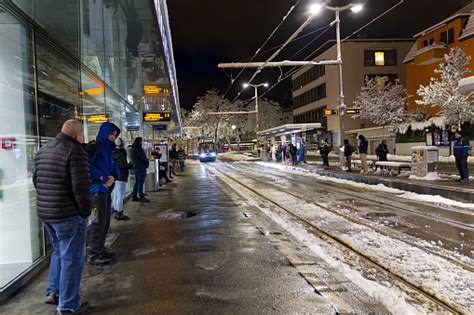 가을 아침에 스위스 취리히 시의 트램 정류장에서 기다리는 승객들과 함께 눈 덮인 도시 풍경 7에 대한 스톡 사진 및 기타 이미지
