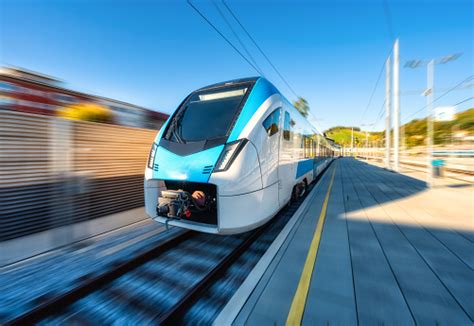 해질녘 기차역 플랫폼에서 움직이는 고속 파란색 여객 열차 역 흐릿한 모션 효과가 있는 현대 철도 운송 개념 철도 상업 운송 슬로베니아 급행 열차에 대한 스톡 사진 및 기타