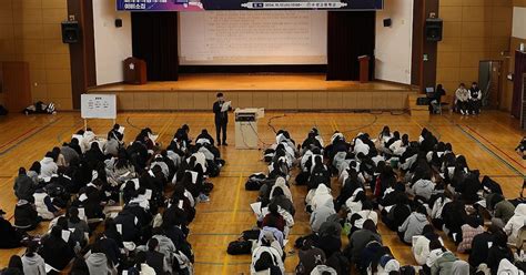 [수능 D 1] 수능 대박 날게요…기대와 긴장 교차 예비소집 수험생들