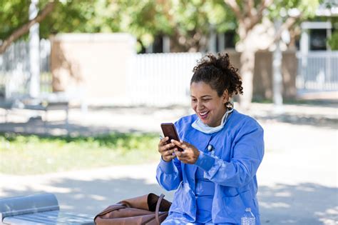 일하기 전에 여성 의사는 원격 의료 앱을 통해 환자와 상호 작용합니다 45 49세에 대한 스톡 사진 및 기타 이미지 45 49세 건강관리와 의술 공감 Istock