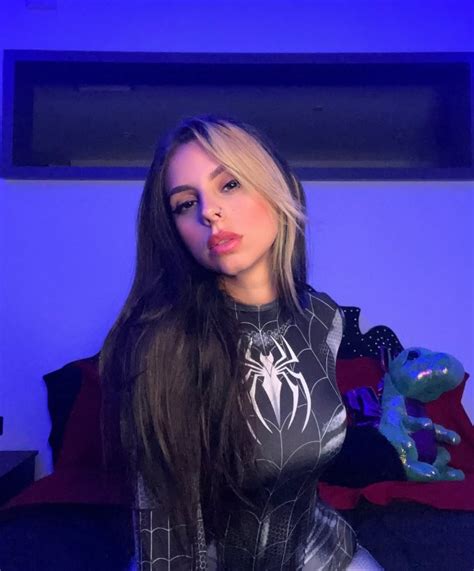 Mae Honey Scarlett