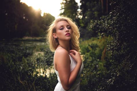 배경 화면 햇빛 여자들 모델 초상화 금발의 잔디 하얀 드레스 사진술 유행 감정 봄 사람 소녀 아름다움 시즌 미소 레이디 2048x1367