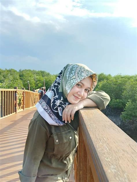 Pin oleh Andri di berhijab di 2025 | Wanita bergaya, Gadis berjilbab ...