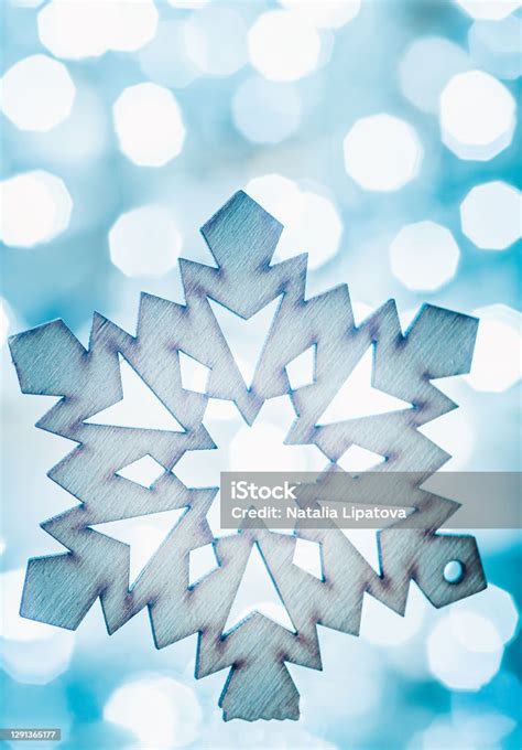 눈송이의 클로즈업 반짝이는 파란색 배경에 나무 베이지 색 눈송이 눈송이의 형태로 크리스마스 트리장식 눈송이와 반짝이는 흐릿한 보케와 겨울 정물 1월에 대한 스톡 사진 및