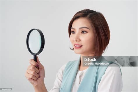 돋보기 흰색 배경 위에 절연을 통해 카메라를 보고 블루 스위트에 쾌활 한 여자의 클로즈업 초상화 개념에 대한 스톡 사진 및 기타 이미지 Istock