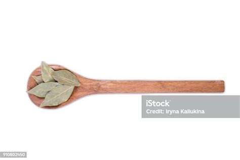 흰색 배경에 고립 된 나무로 되는 숟가락에 건조 베이 리프 0명에 대한 스톡 사진 및 기타 이미지 0명 개체 그룹 건조한 Istock