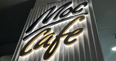Вывеска из золотой шлифованной нержавейки MocCafe
