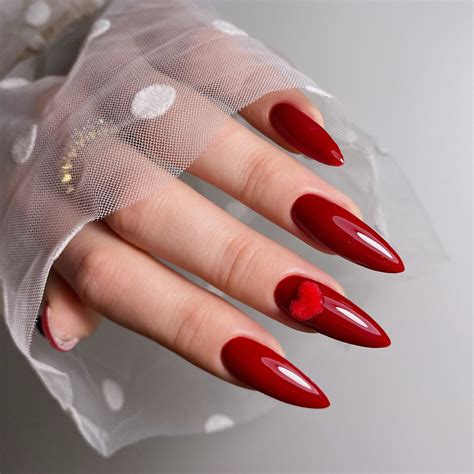 КИЇВ • МАНІКЮР БРОВИ ВІЇ МАКІЯЖ ЗАЧІСКИ ПЕРМАНЕНТ Команда Chill випромінює любов в