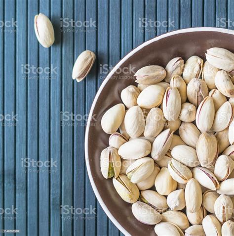 배경 이미지에 대 한 건강 한 음식은 피스타치오 견과류를 닫습니다 컵 판의 상단 보기 너트 피스타치오에 텍스처 개념에 대한 스톡 사진 및 기타 이미지 Istock