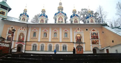 ÄREVUS PETSERIS Kloostri ikoonil olev pühak olevat hakanud verd nutma