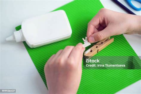 종이와 빨래집게로 만든 어린이 공예품 Green Paper의 단계별 지침 Diy 개념 단계별 사진 지침 5 단계 Diy에 대한 스톡 사진 및 기타 이미지 Istock