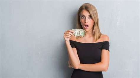 놀라운 얼굴 두려워 하 고 공포 식으로 흥분 충격에서 무서 워 달러를 들고 그런 지 회색 벽에 아름 다운 젊은 여자 감정에 대한 스톡 사진 및 기타 이미지 Istock