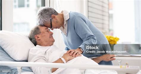 병원 연인 부부 아픈 환자와 공감에 대한 애정 결혼 유대감 및 노인에 대한 지원 은퇴 의료 이마 및 의학적 문제 암 또는 질병이 있는 남성 호스피스에 대한 스톡 사진 및