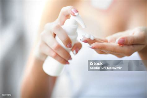 손 피부 관리입니다 여성 손 크림 튜브를 들고 자연 매니큐어 손톱 화장품 핸드 크림을 적용 하는 부드러운 실크 건강 한 피부에