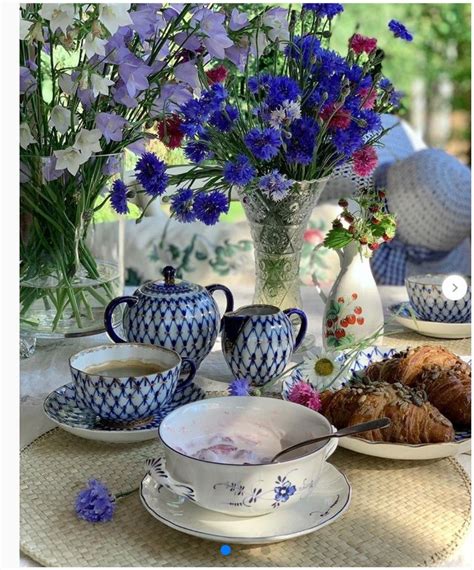 Голубые чашки в 2024 г Оформление стола Еда Зеленые фоны