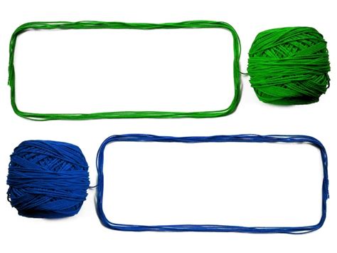 Dos De Hilo De Tejer Sobre Fondo Blanco Foto Premium