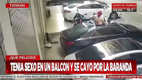 TREMENDO Tenían sexo en el balcón y cayó al vacío YouTube
