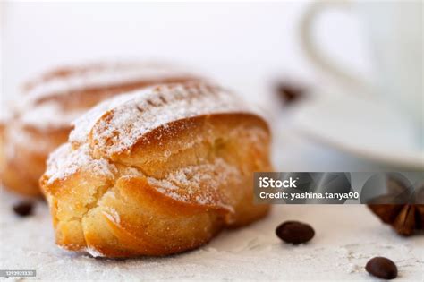 흰색 배경에 접시에 가까운 바닐라 에클레어 커피 콩과 아니스 스타와 커피 컵 흰색 배경에 계피 스틱 복사 공간을 복사합니다 전통적인 프랑스 맛있는 디저트 0명에 대한 스톡