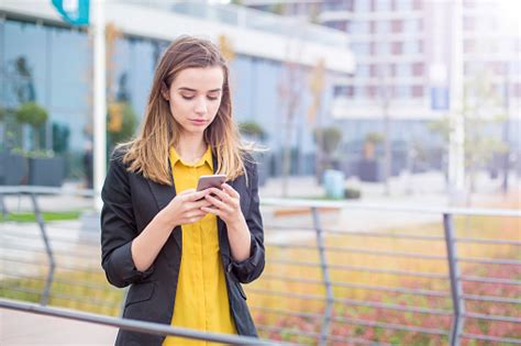 경영진은 백그라운드에서 사무실 건물과 거리에서 휴대 전화와 함께 작업 개념에 대한 스톡 사진 및 기타 이미지 개념 개념과 주제 만짐 Istock