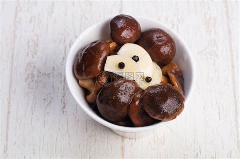 美味的咸腌蘑菇配香草高清图片下载 正版图片505304560 摄图网