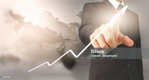 사업 계획 성장 및 그의 사업에 긍정적인 지표를 차트의 증가 그래프에 대한 스톡 사진 및 기타 이미지 그래프 금융 남자