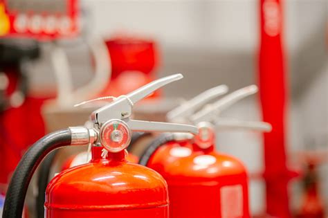 소화기 및 소방 호스를 검사 화재 발생 시 사용할 준비 안전 제1 개념 0명에 대한 스톡 사진 및 기타 이미지 0명 건물