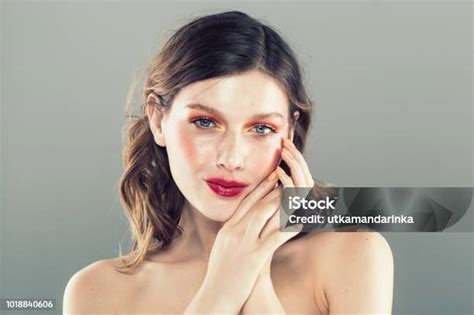 화려한 메이크업 여자 얼굴 아름 다운 갈색 머리 여름 메이크업 뷰티 패션 여자 모델 핑크 입술 가루로 빻은에 대한 스톡 사진 및 기타 이미지 Istock