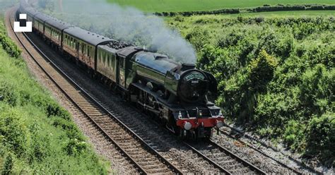 낮 동안 철로에서 검은 색과 빨간색 기차 사진 Unsplash의 무료 수송 이미지