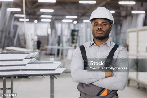 알루미늄 및 Pvc 창문 및 문 생산을 제어하는 감독자 20 24세에 대한 스톡 사진 및 기타 이미지 20 24세 30 34세 건설 기계류 Istock
