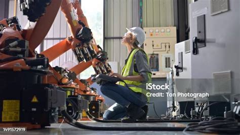 공장에서 로봇 기계로 작업하는 유지 보수 엔지니어 작업자 검사 보기에 대한 스톡 사진 및 기타 이미지 검사 보기 디지털 화면 수리 Istock