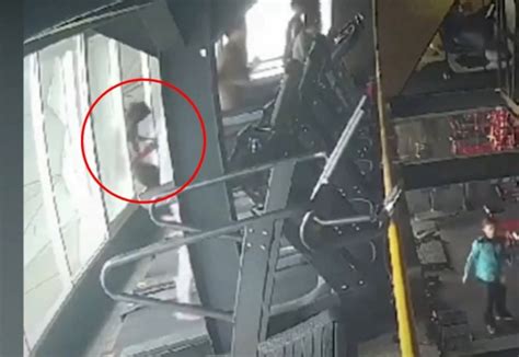 남친 보는 앞에서” 러닝머신 타던 20대 女 창문 밖 추락印 ‘참변