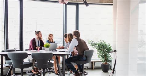 한 무리의 젊은 사업가들이 사무실에 앉아 회의를 하고 있다 사진 Unsplash의 사업 이미지