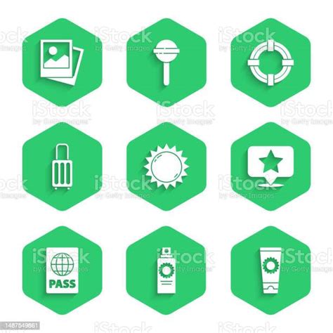 태양 자외선 차단제 스프레이 병 튜브에 크림 별 여권 여행 가방 구명 부표 및 사진 아이콘이 있는 지도 포인터를 설정합니다 벡터 가방에 대한 스톡 벡터 아트 및 기타 이미지