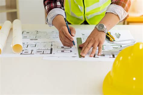 엔지니어 설계자 도면 엔지니어링 산업 플랜트 청사진 측정 프로젝트 사무실에서 캘리퍼 도구 크리에이티브 아키텍트 개념에 대한 스톡 사진 및 기타 이미지 Istock