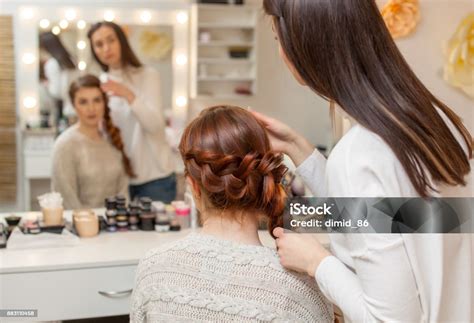 아름 다운 소녀 긴 빨간 머리 털이 미용사는 프랑스 머리 미용실에 근접 치 게 되죠 전문 헤어 케어 고 헤어스타일을 만들기입니다 땋은 머리에 대한 스톡 사진 및 기타 이미지