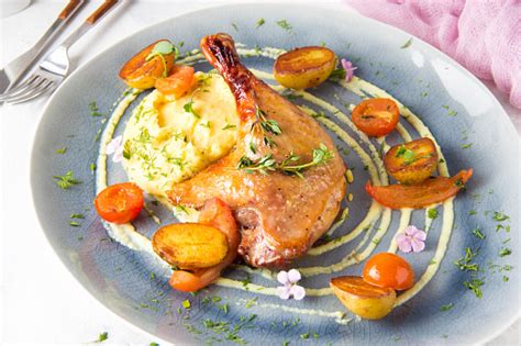 으깬된 감자와 소스 레스토랑 맛 있는 음식 왕성한 저녁 식사와 함께 구운된 오리 다리 닭고기에 대한 스톡 사진 및 기타 이미지 닭고기 가금류 감자 요리 Istock