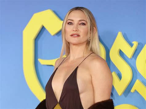 Kate Hudson Stole Everybodys Attention In Sheer Plunging Gown At